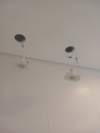 Luminárias soltas e inoperantes