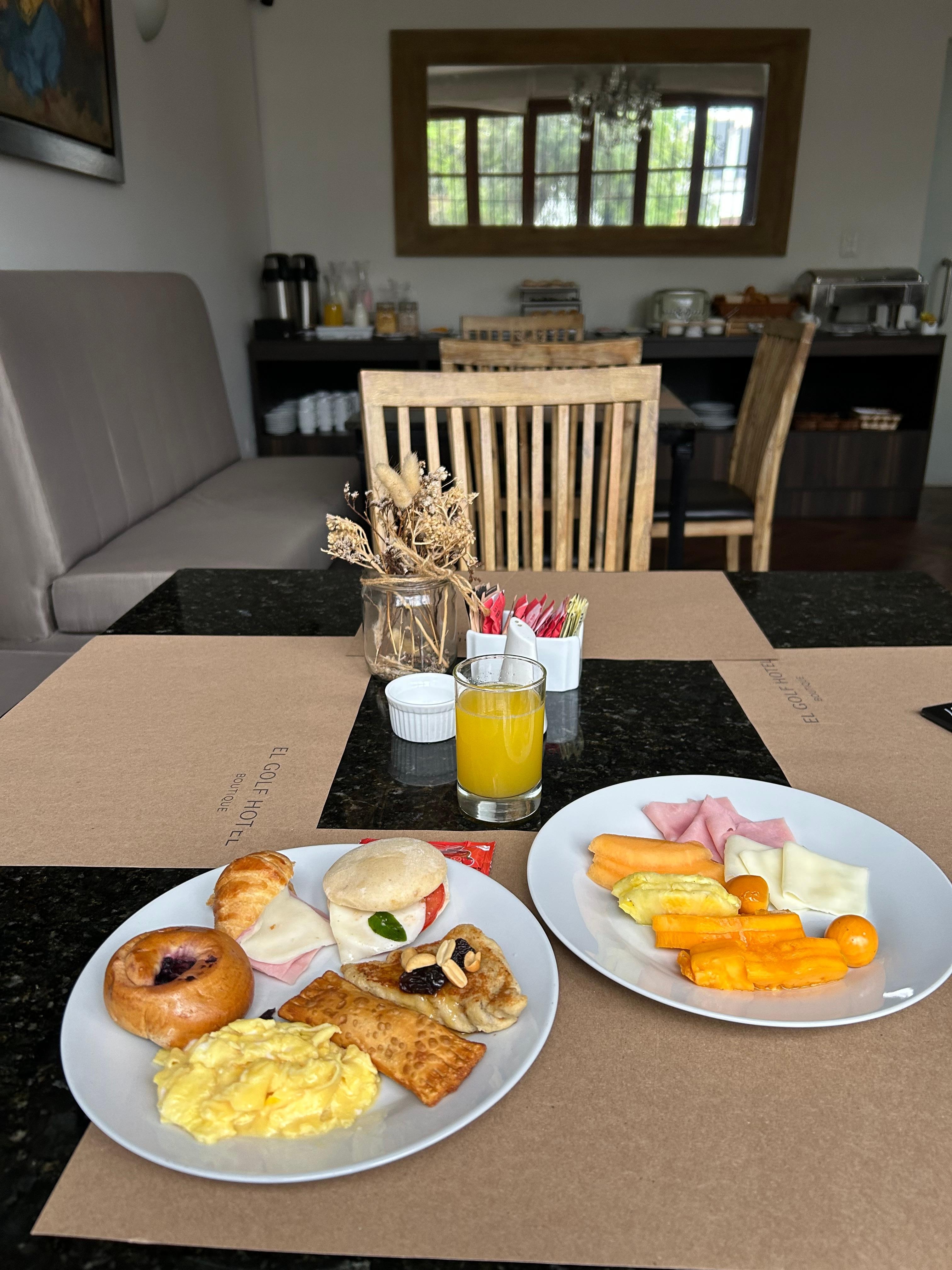 朝食、このあと 、コーヒーと小さなパウンドケーキも食べました。