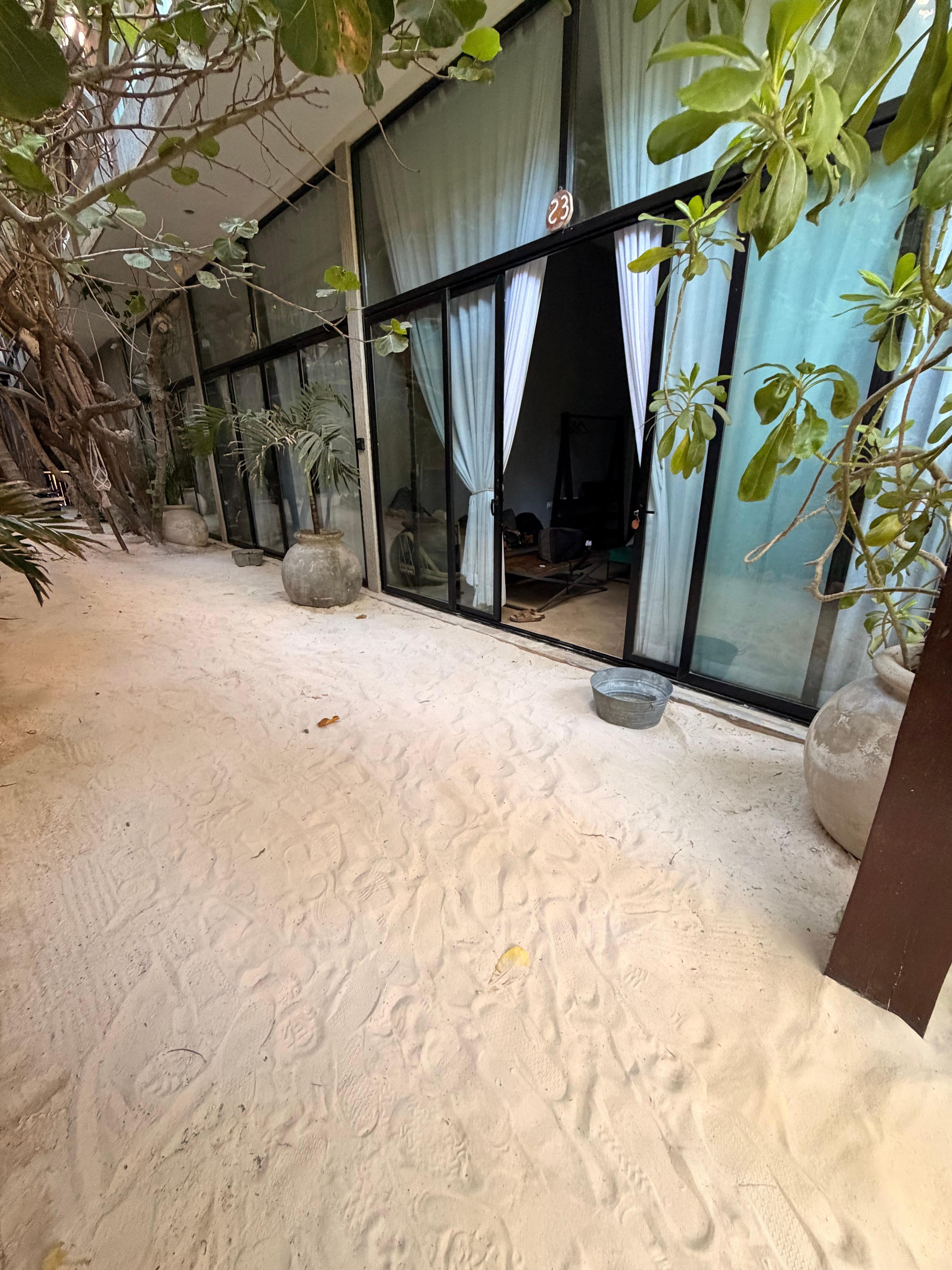 Les chambres donnent sur le passage 