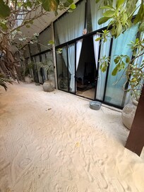 Les chambres donnent sur le passage