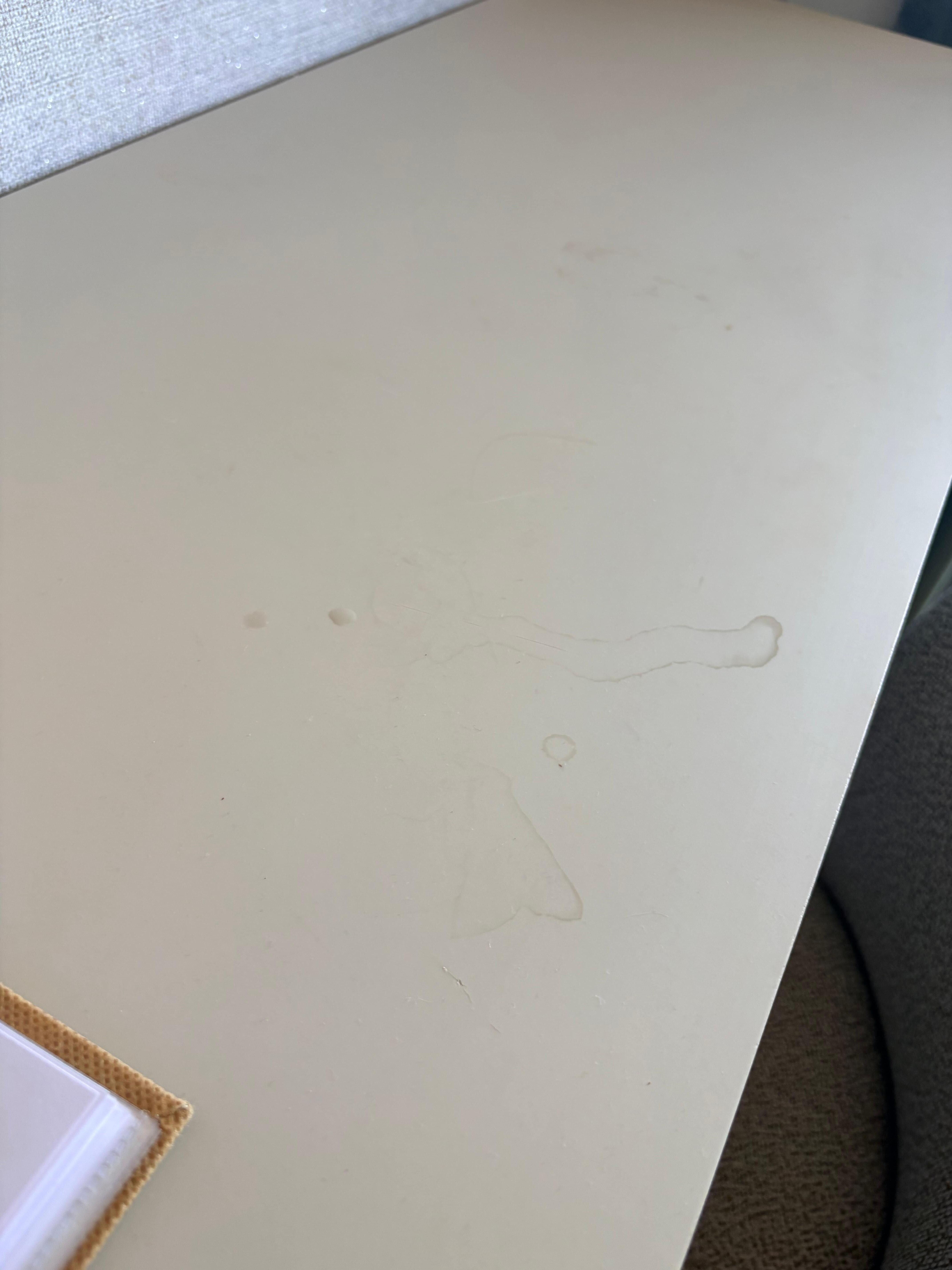 Ayna önü kompdin üstü lekelerle dolu silinmemiş. Banyoda havlu kullanılıp yere atılmıştı