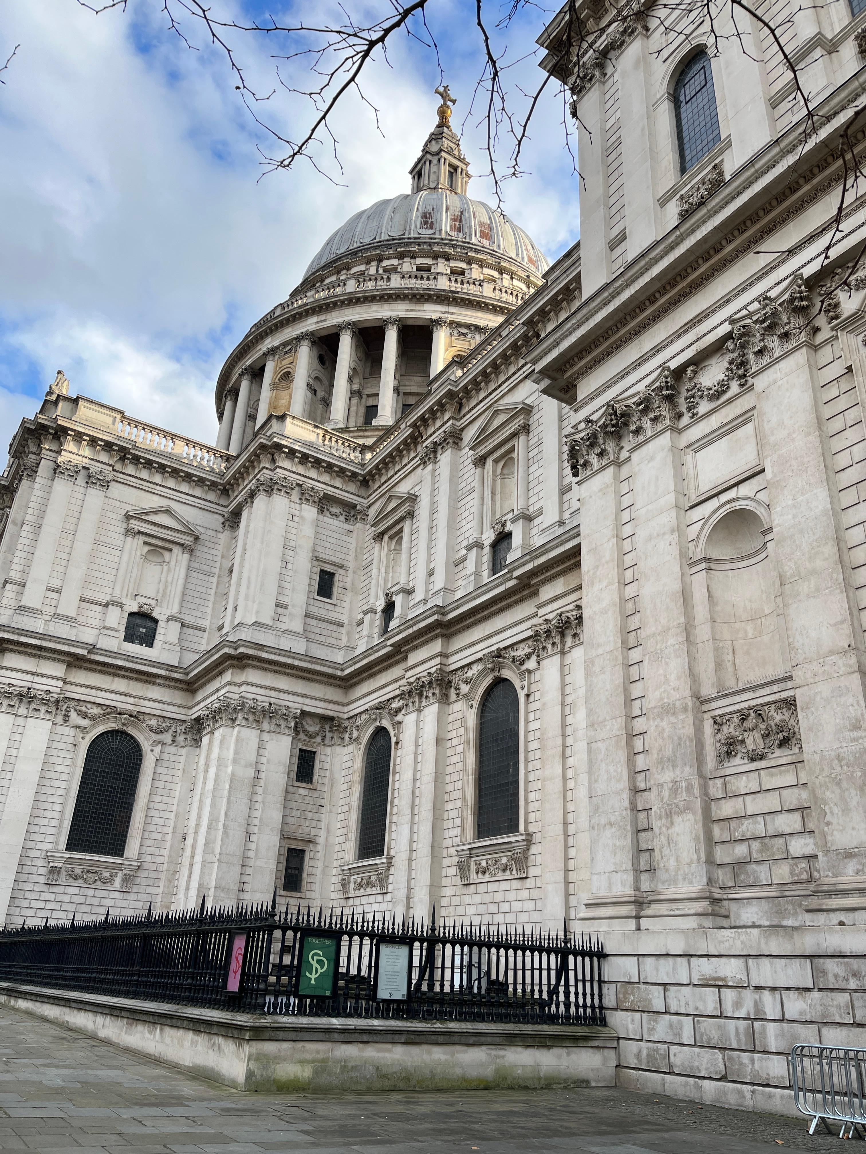 세인트 폴 대성당 도보로 접근 가능