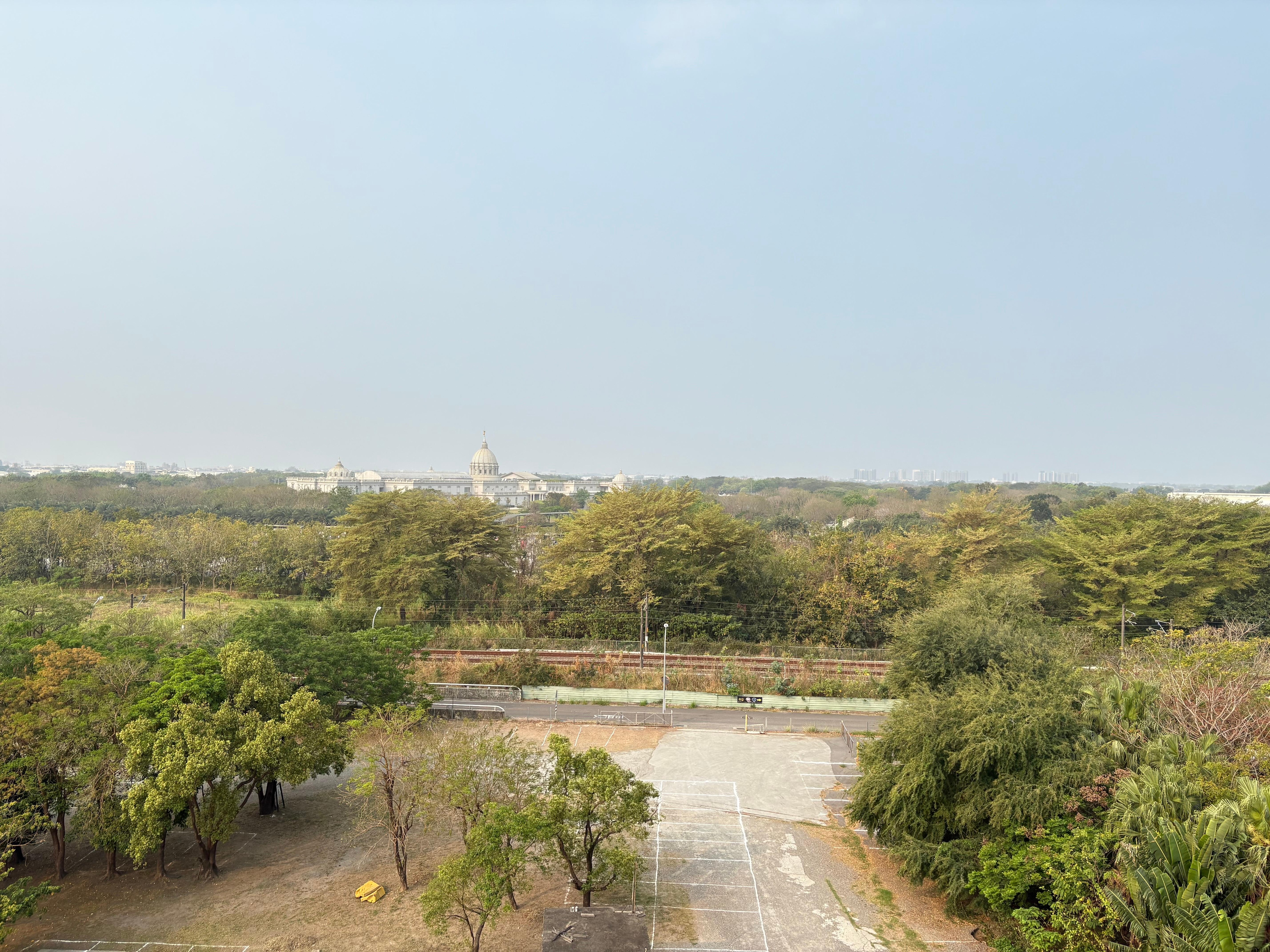 房間陽台看出去就可以看到奇美，也能看到火車經過