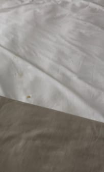 Cama suja de comida