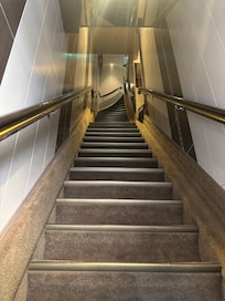 Trecho da porta de entrada até a recepção (depois tem outros lances de escada até os quartos!)