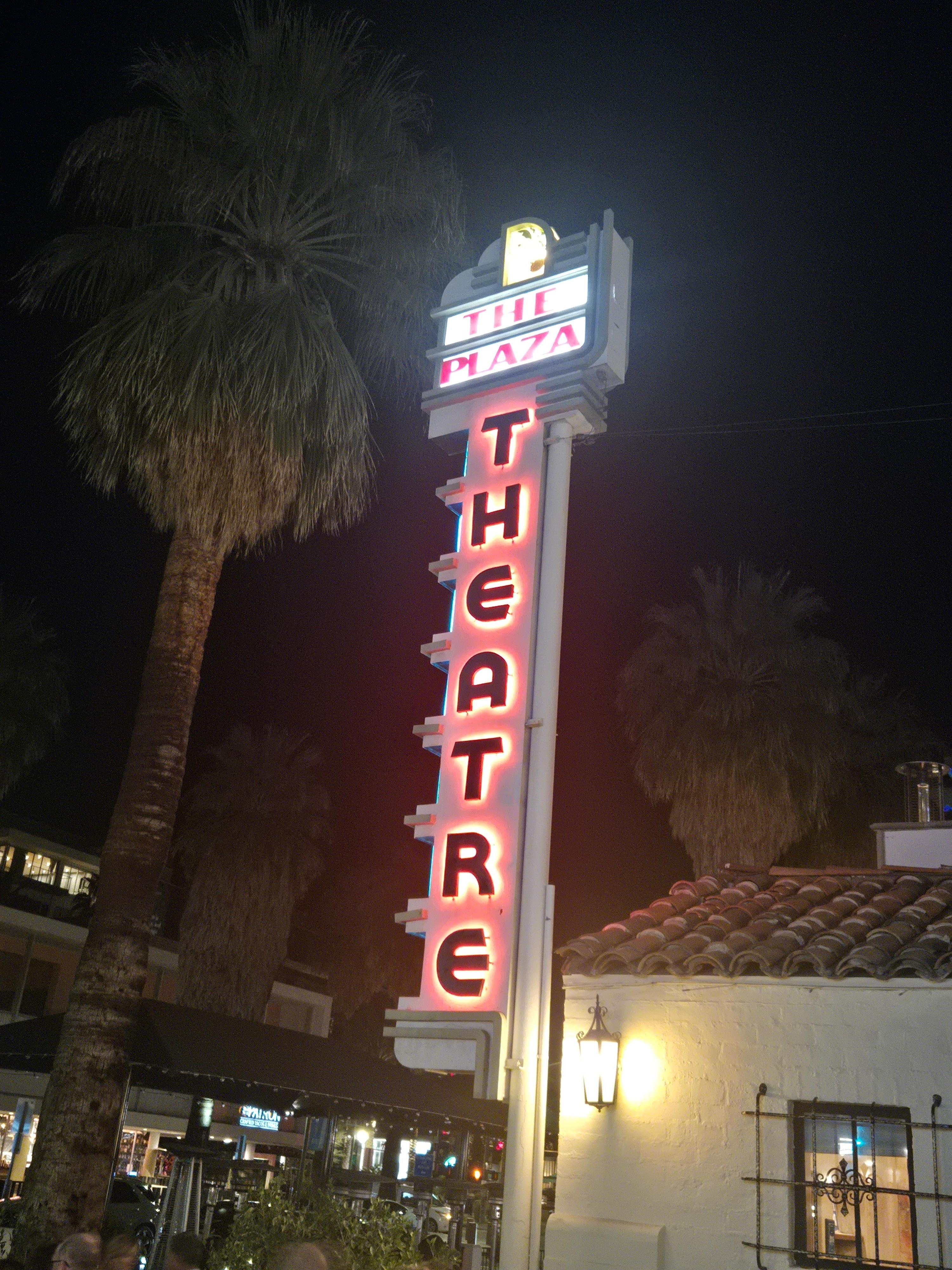 Hotel was very close to the Plaza Theater and Agua Caliente Casino. 