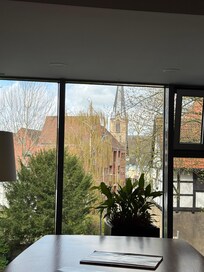 Ja, Hotel am Kloster ligger vitterligt lige ved klosteret. Udsigt fra 4. sal på vej ind til morgenmadsbuffeten.