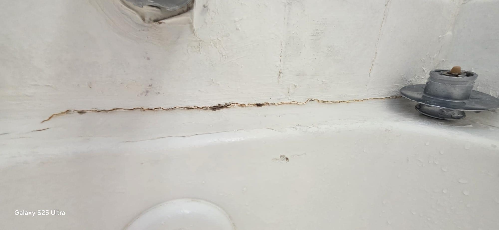 La vétusté de la baignoire... jamais vu ca de notre vie.