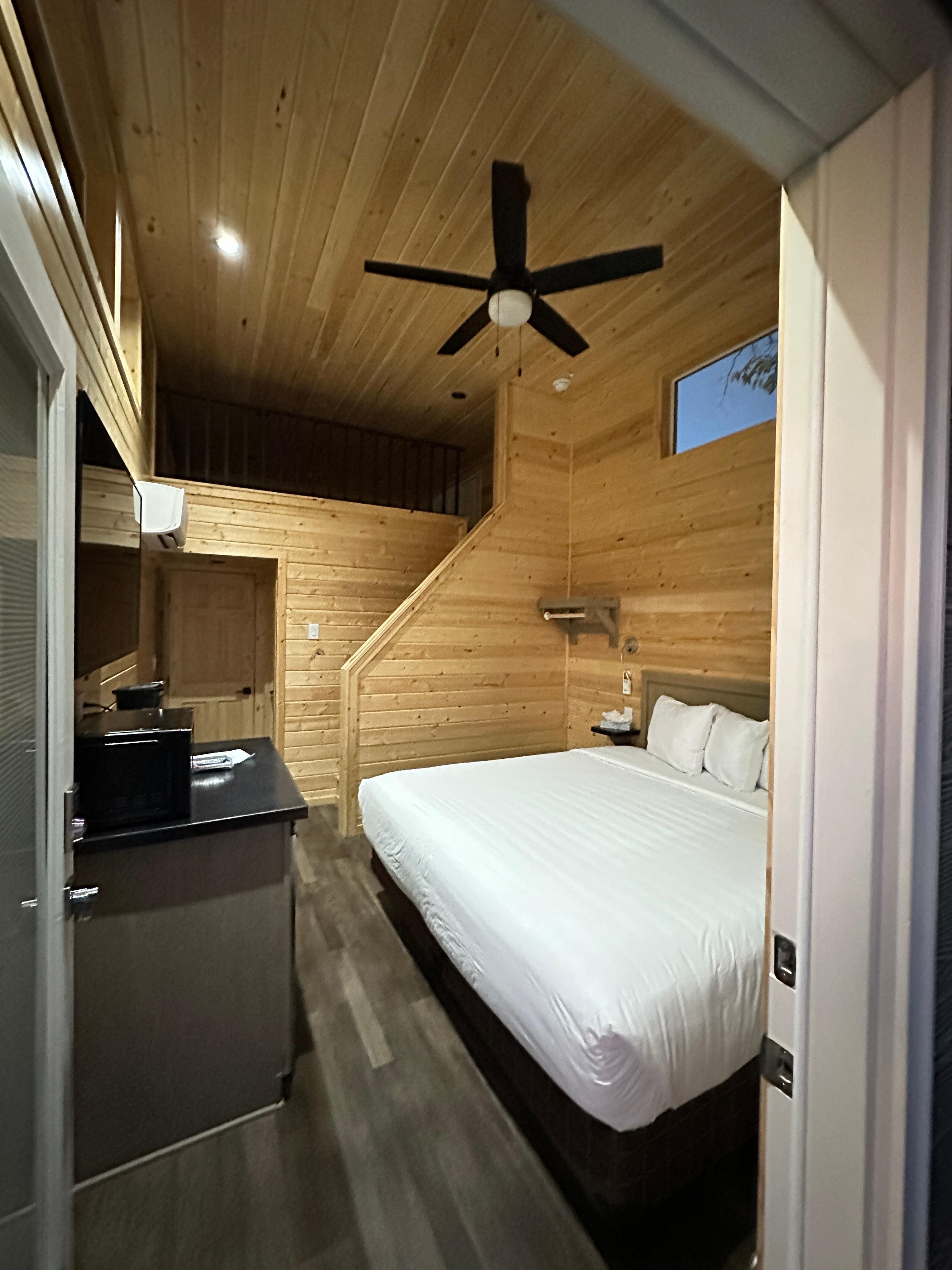 Quarto sem carpete, cama bem grande