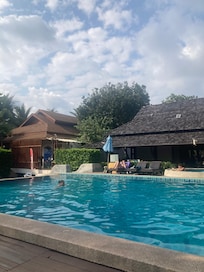 Pool område med, djup pool för dykarcertifikst. Barnpool fanns . Slitna solstolar dock.