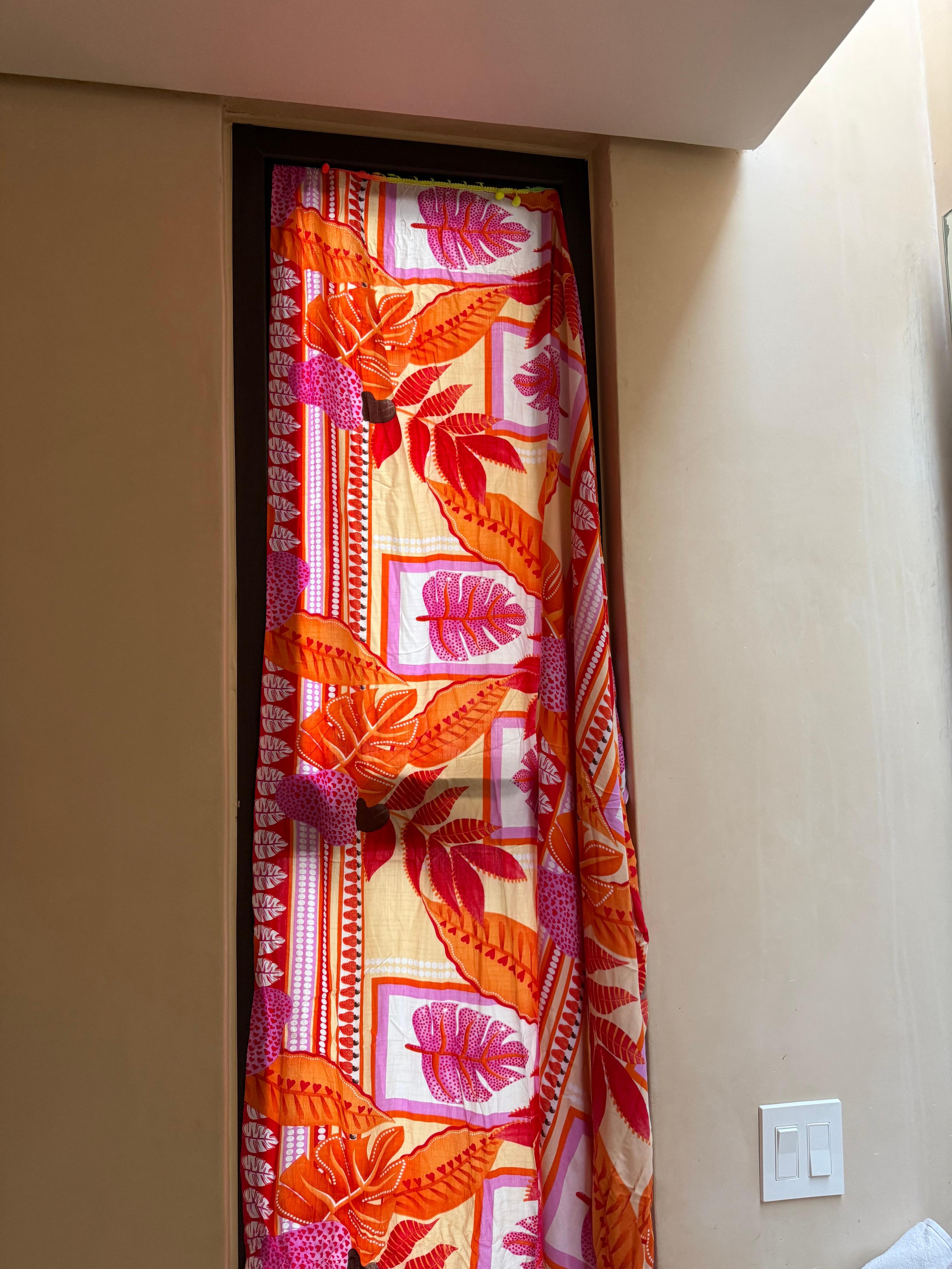 Toalha para tampar vista do vizinho do chuveiro.