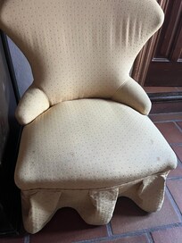 Móveis muito desgastados e aparentemente sem manhutencao