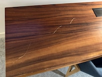 テーブル一面がキズだらけ