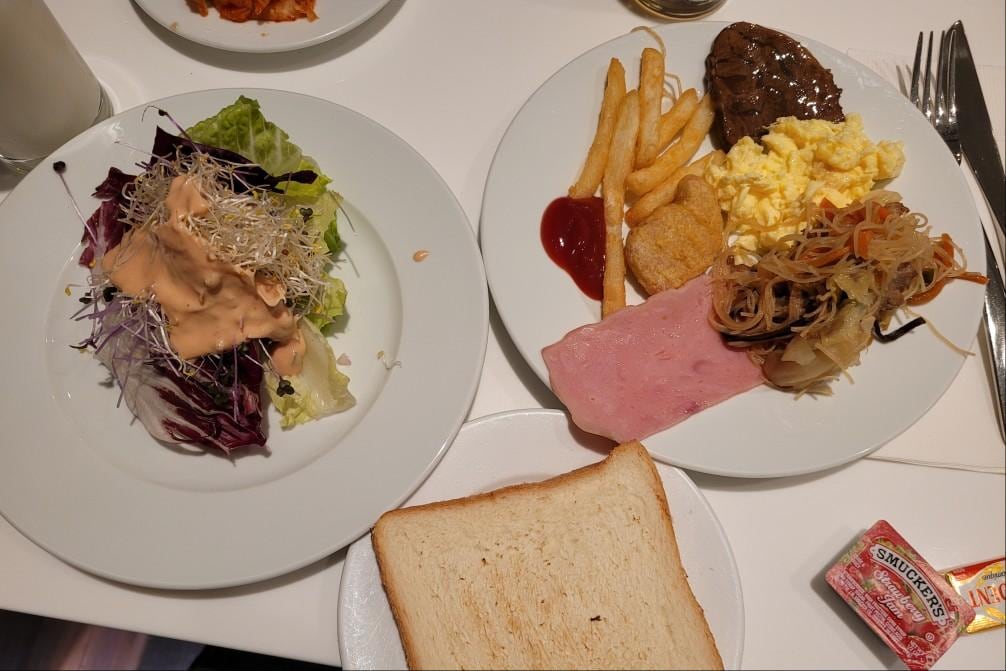 조식메뉴가 다양하게 많은데.. 제가 먹은거 밖에 사진이 없네요.. 싱싱한 샐러드도 많이 나오고 빵이랑 음료 밥 죽 현지음식들도  골고루 종류별로 조금씩 있습니다~