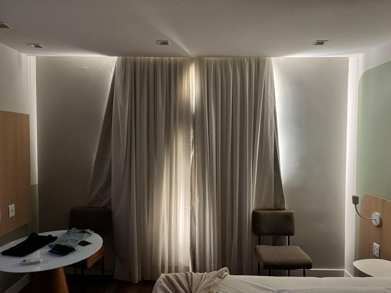 O blackout era falho, mesmo usando cadeiras para prender as cortinas.