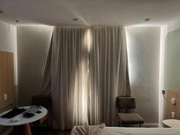 O blackout era falho, mesmo usando cadeiras para prender as cortinas.