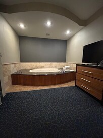 King suite with jetted tub