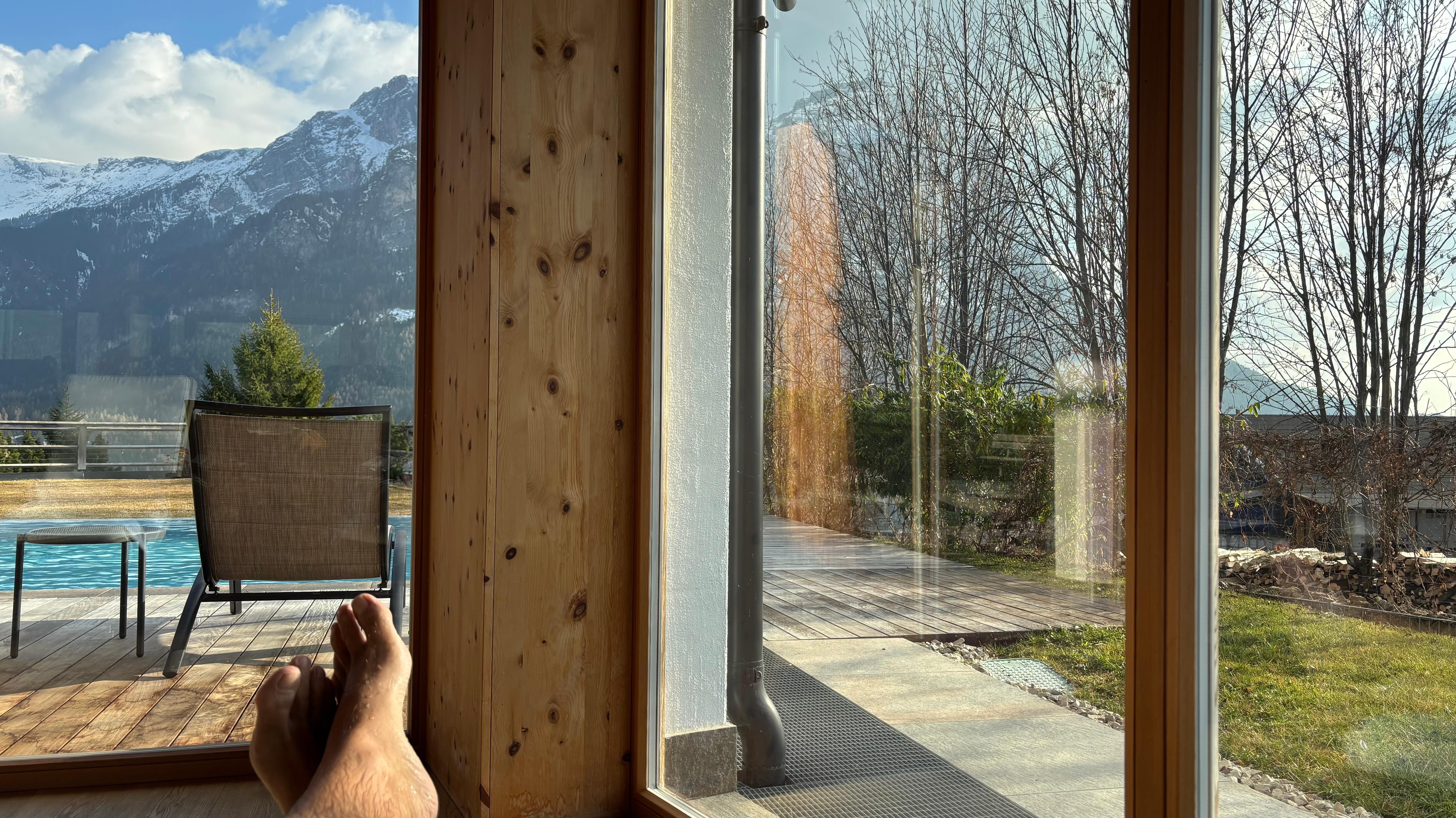 Vista da piscina para a montanha.