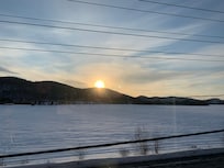 On assiste à de beaux couchers de soleil!