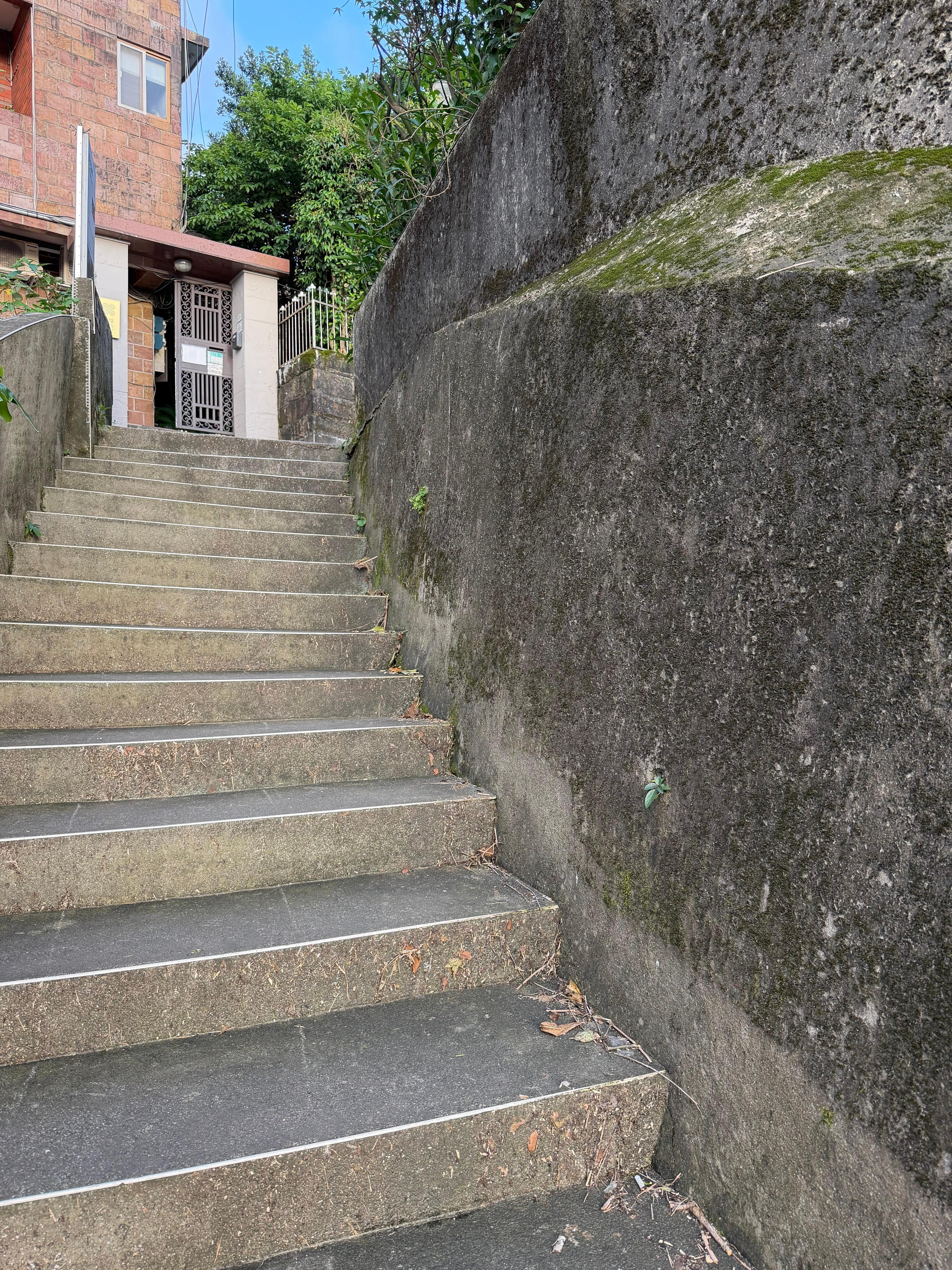 カフェを左に曲がったら道なりに進み、二手に分かれるところは左へ
。少し広くなっているところのレンガ作りの建物です。