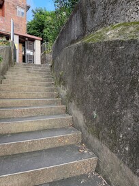 カフェを左に曲がったら道なりに進み、二手に分かれるところは左へ
。少し広くなっているところのレンガ作りの建物です。