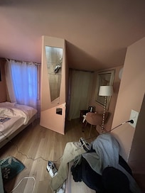 chambre sans un vrai lit double.
sous pente
sans bureau