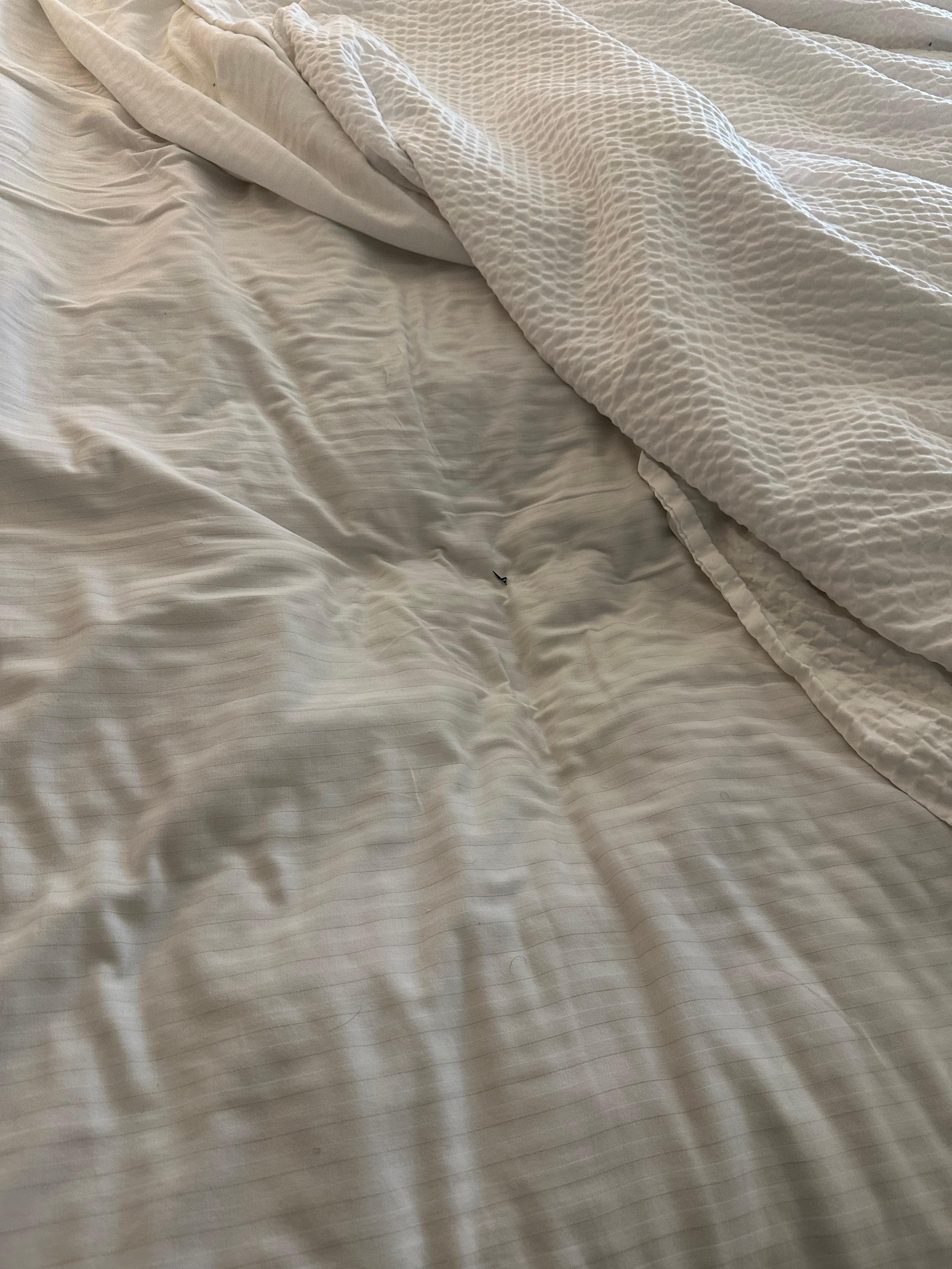 Colchão com buraco, sem qualidade! Confiei na Bandeira Whyndram pura furada!