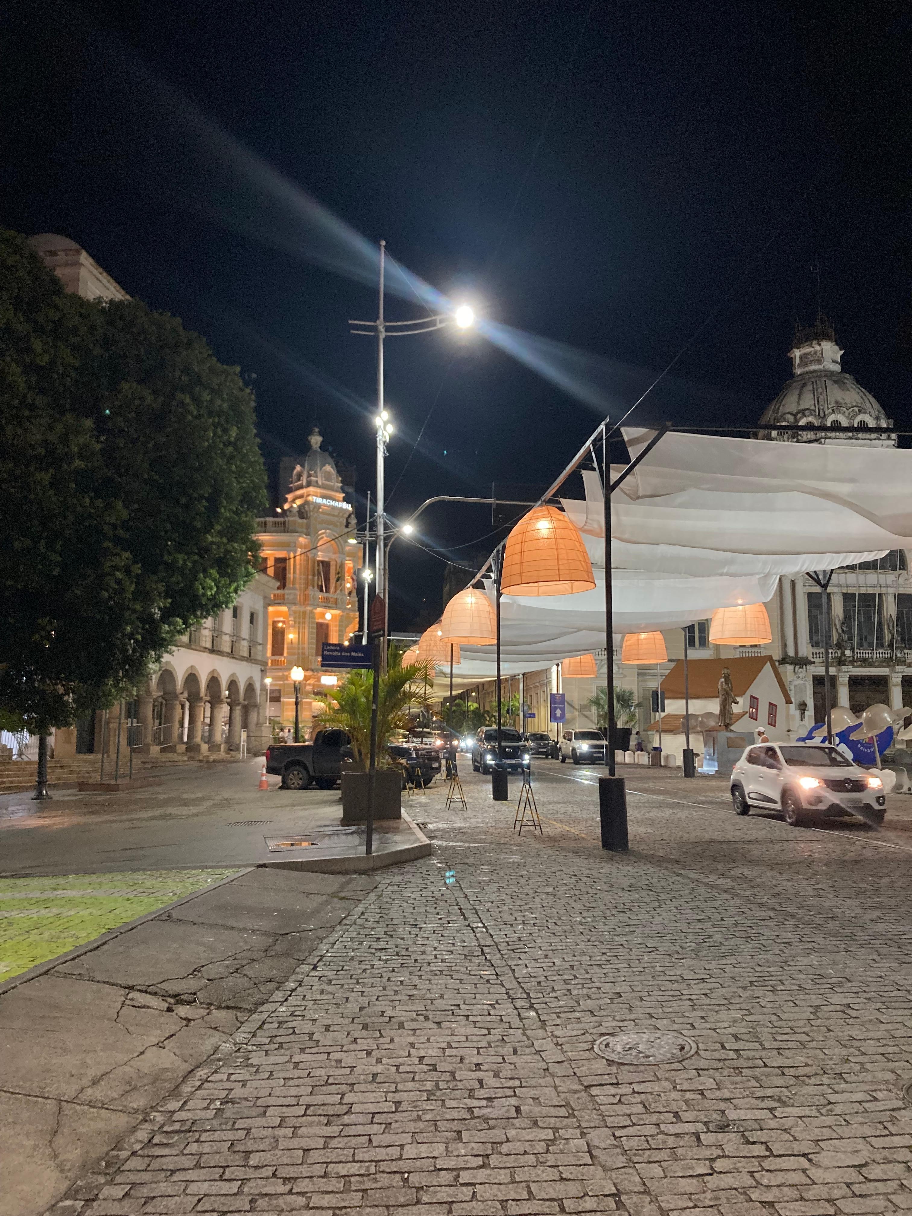 Rua da pousada, muito bonita e iluminada a noite