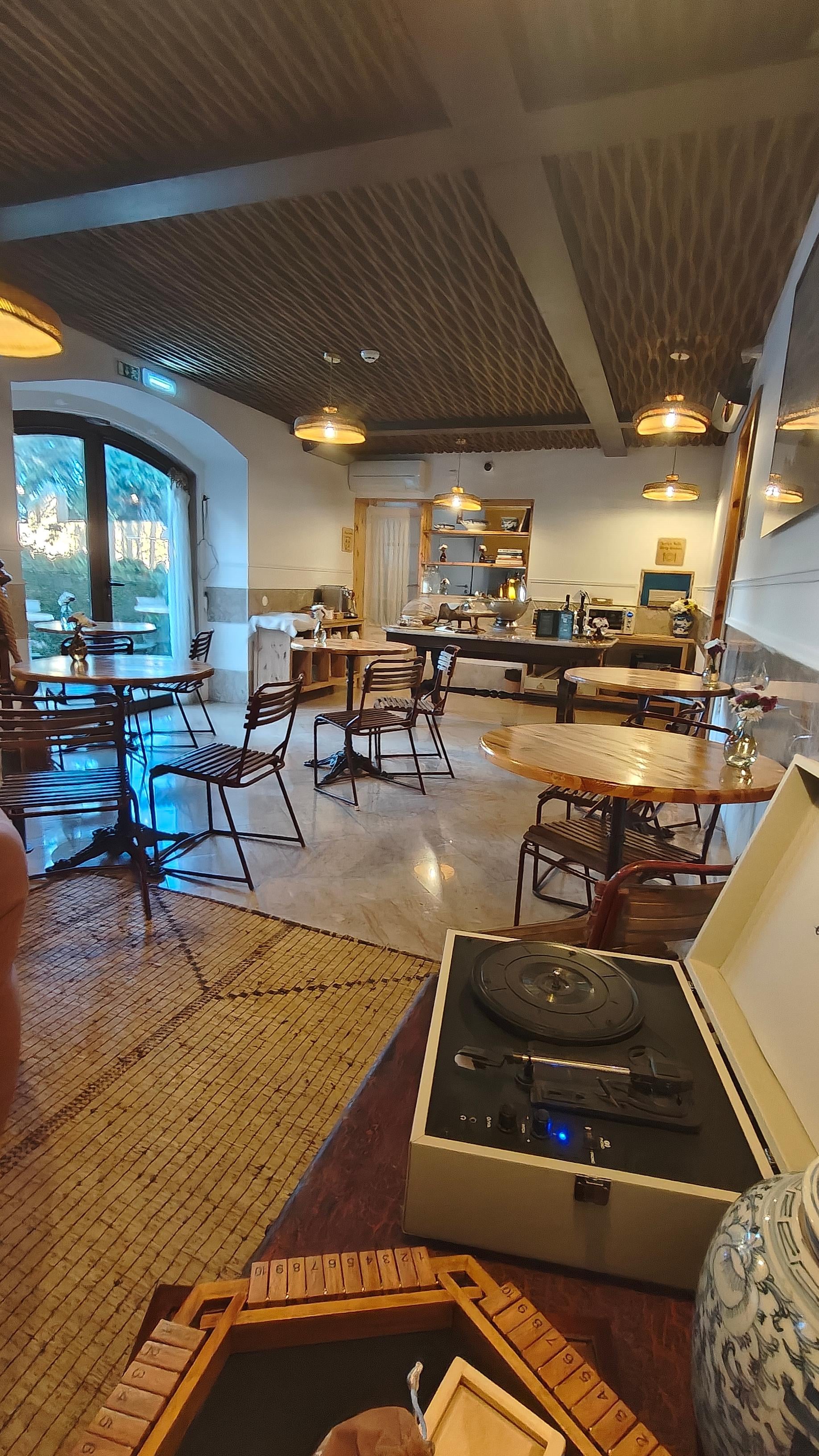 Breakfast/lounge area