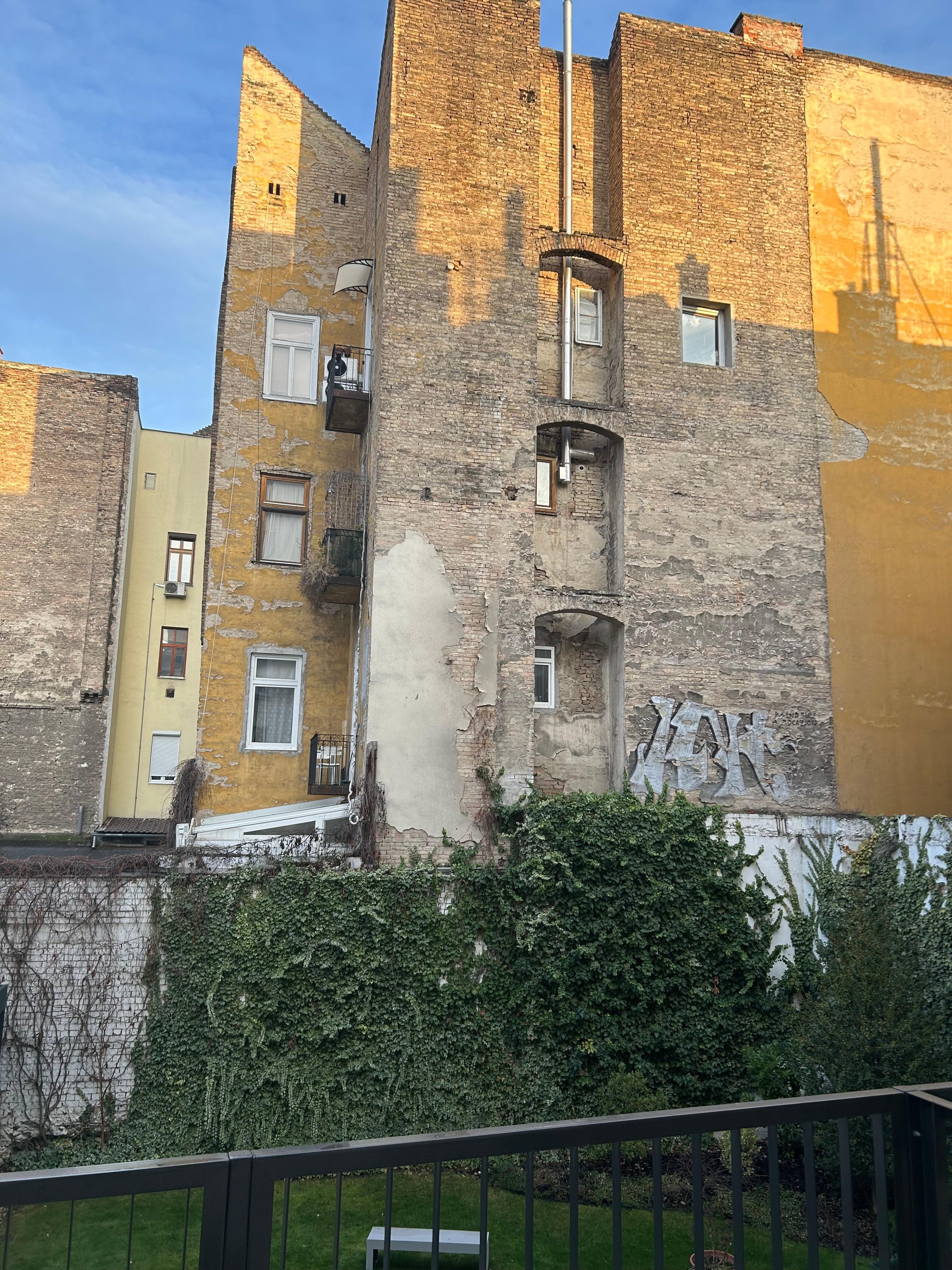 Mysig innegård med gym