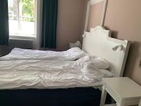 Säng i vårt rum