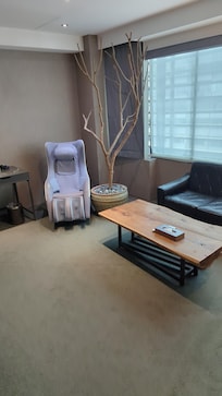 Living room suitr with massage chair.