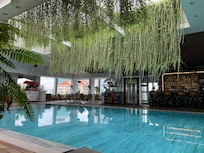 屋上にプールがあって、自然の風が吹き抜けて心地良い