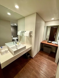 豪華雙床房的浴室洗臉台、化妝台