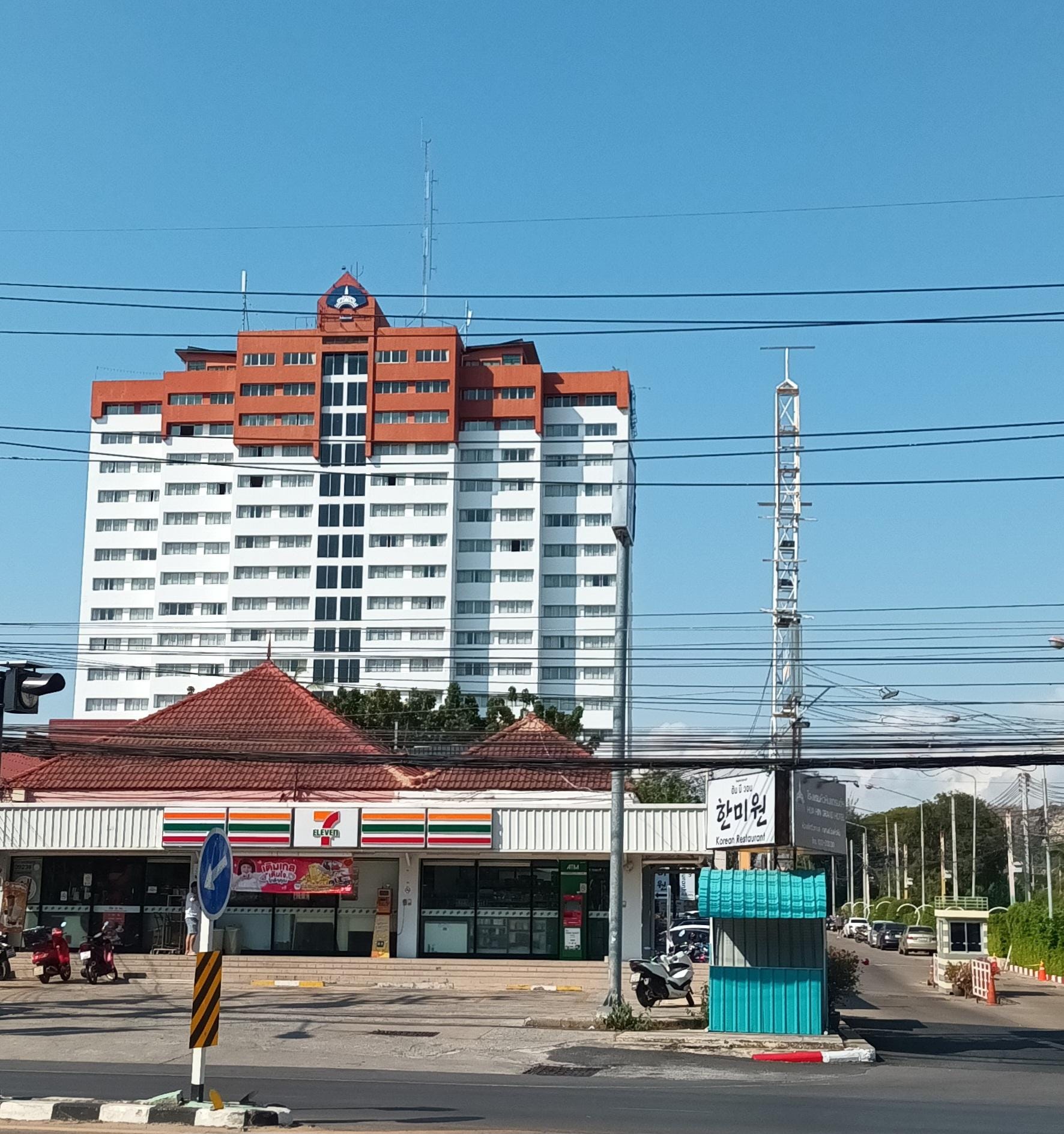 On traverse la rue principale et on est sur la plage 