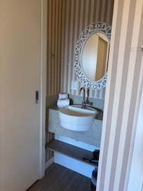 Iluminação apropriada e espelho para maquiagem