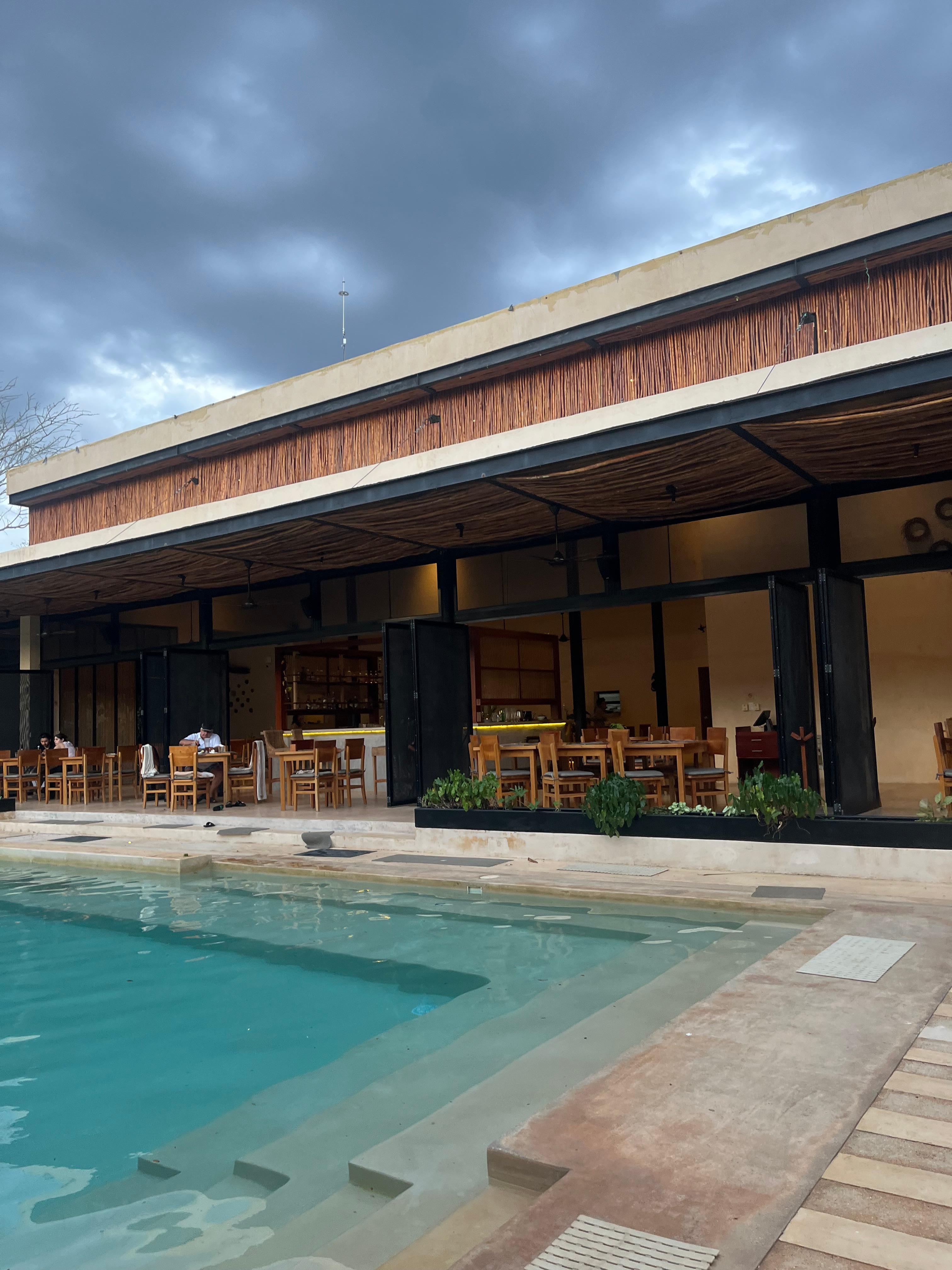 Área de restaurante y alberca 