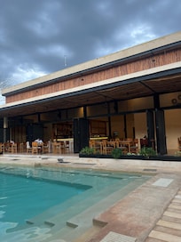 Área de restaurante y alberca