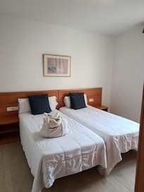 pas de couvre lit seulement des couettes ( tachés à plusieurs endroits ) et plein de poils et de cheveux