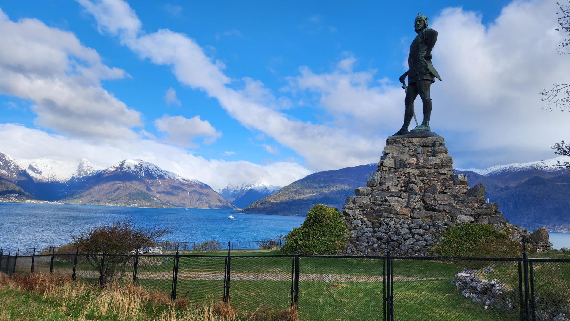Fridtjov den frøkne statue just above the guesthouse