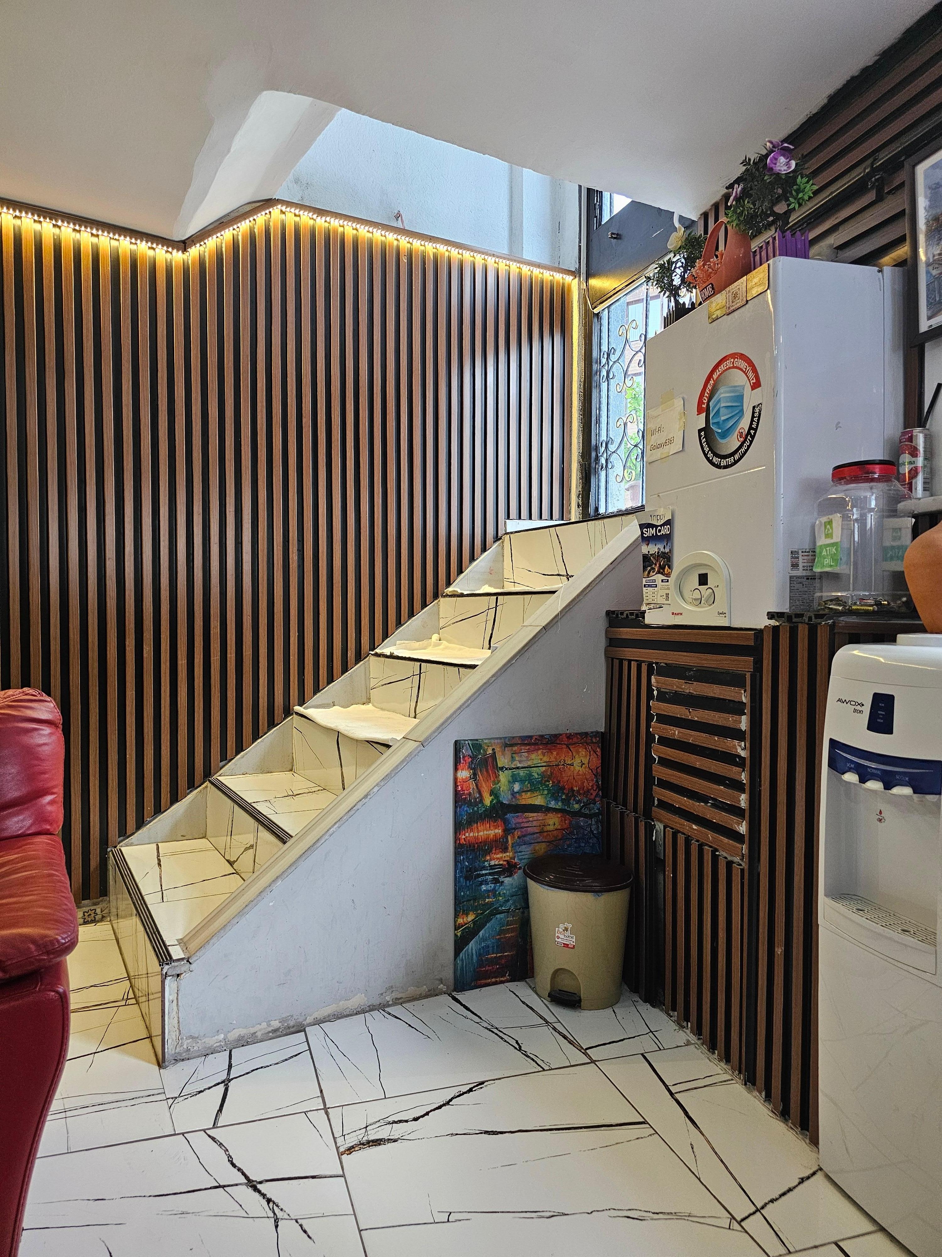 No handrail on entry