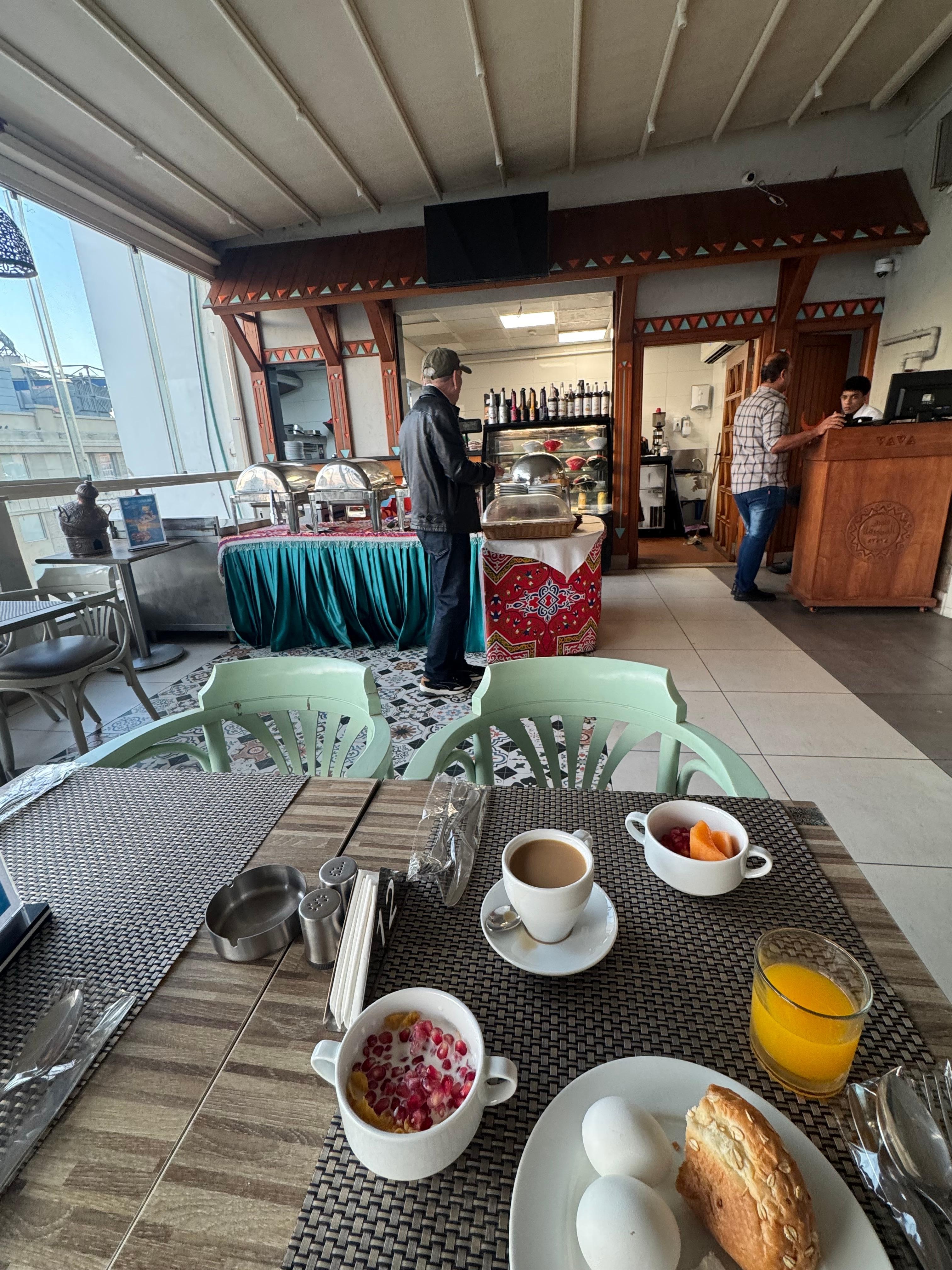 Restaurante con variedad, las carnes tienen rico sabor pero son embutidos. Los vegetales y el arroz delicioso 