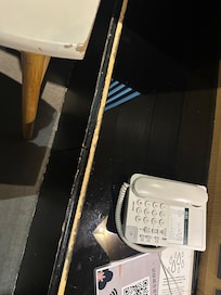 破損不堪的房間設施