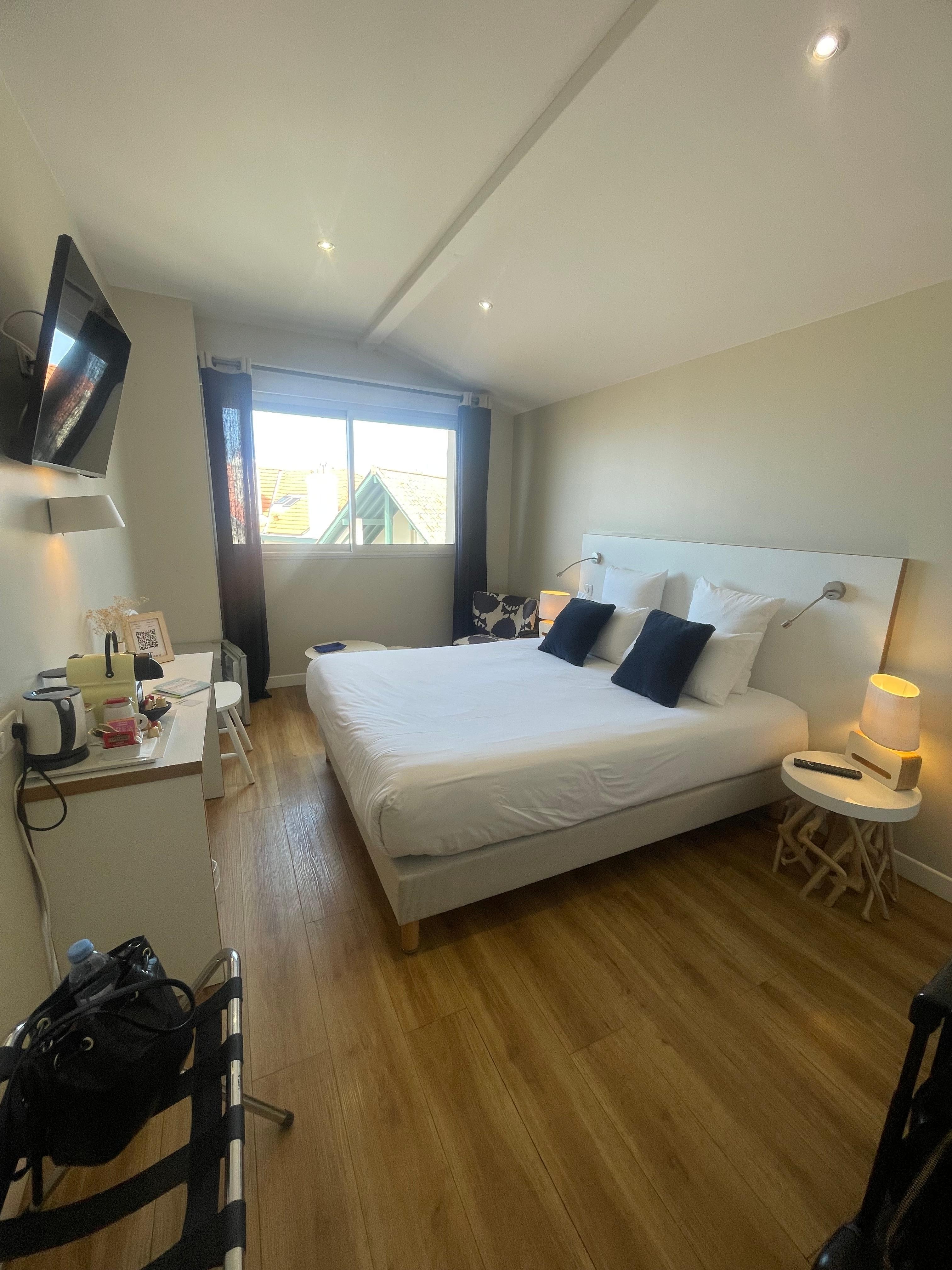 Grande chambre avec bouilloire et machine à café 