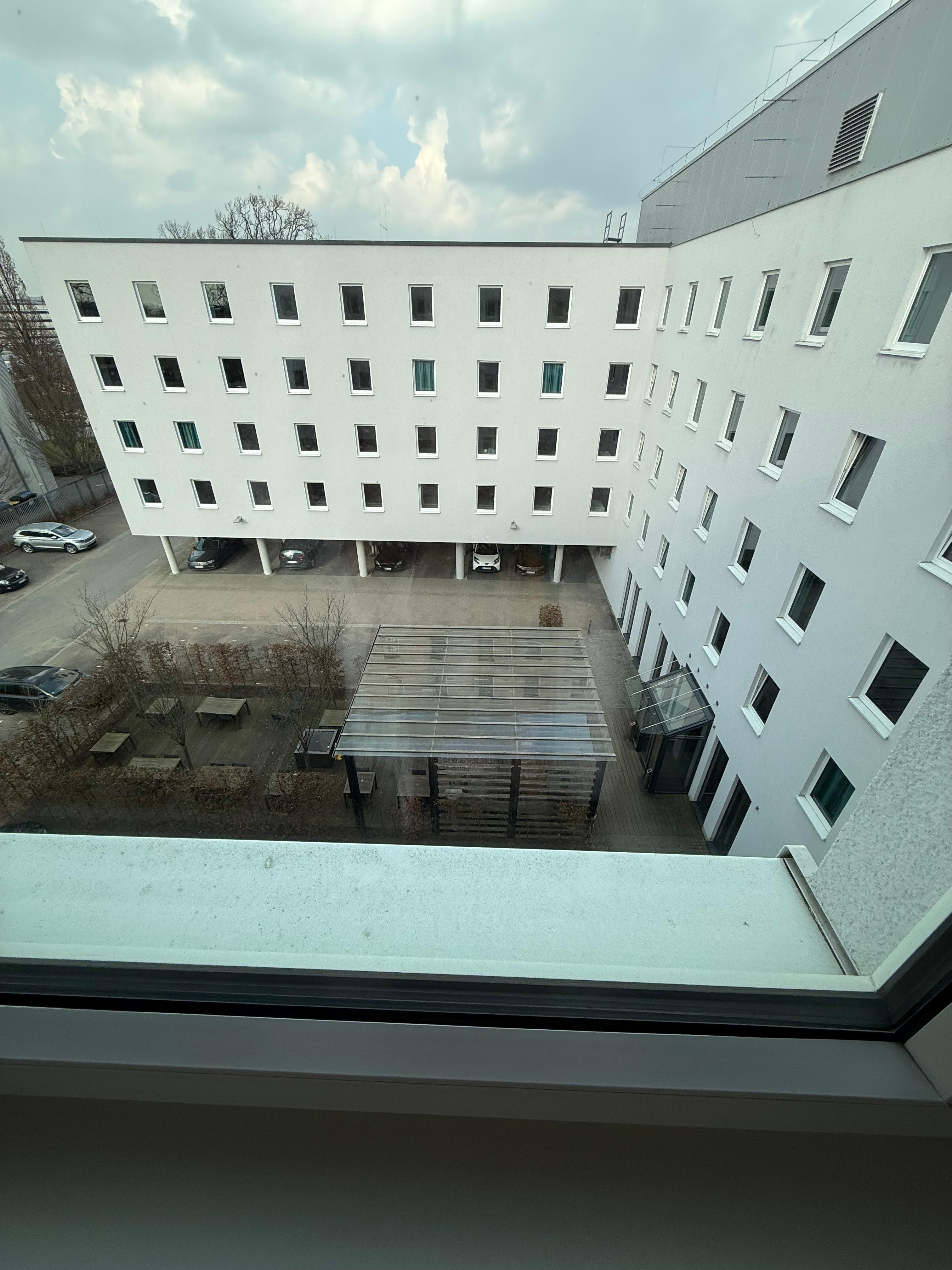 Trotz Flughafennähe sehr ruhig und gute Parkmöglichkeiten. 