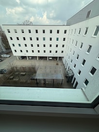 Trotz Flughafennähe sehr ruhig und gute Parkmöglichkeiten.