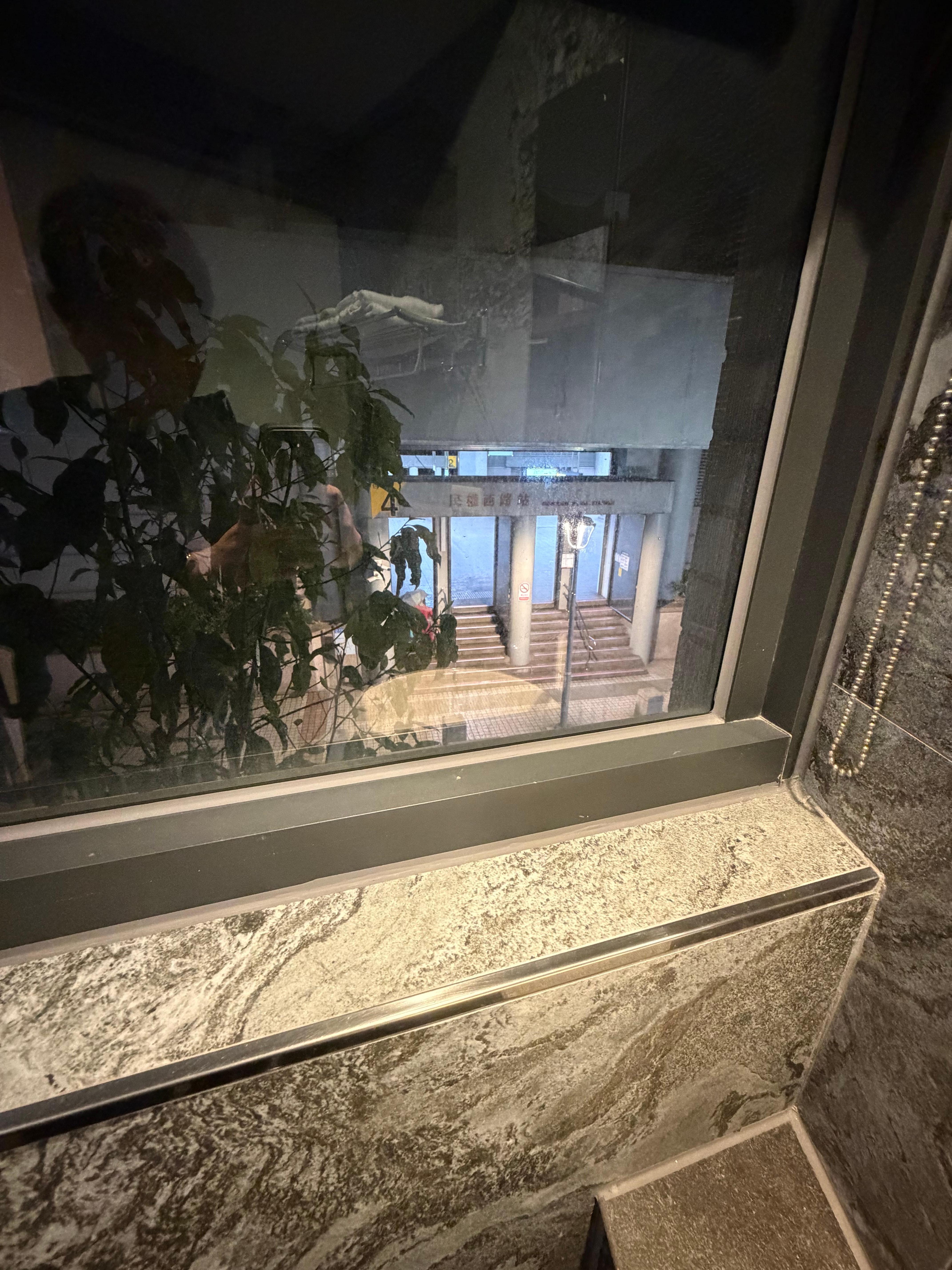 部屋のトイレからみた4番出口