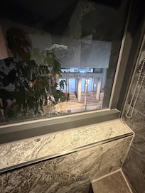 部屋のトイレからみた4番出口