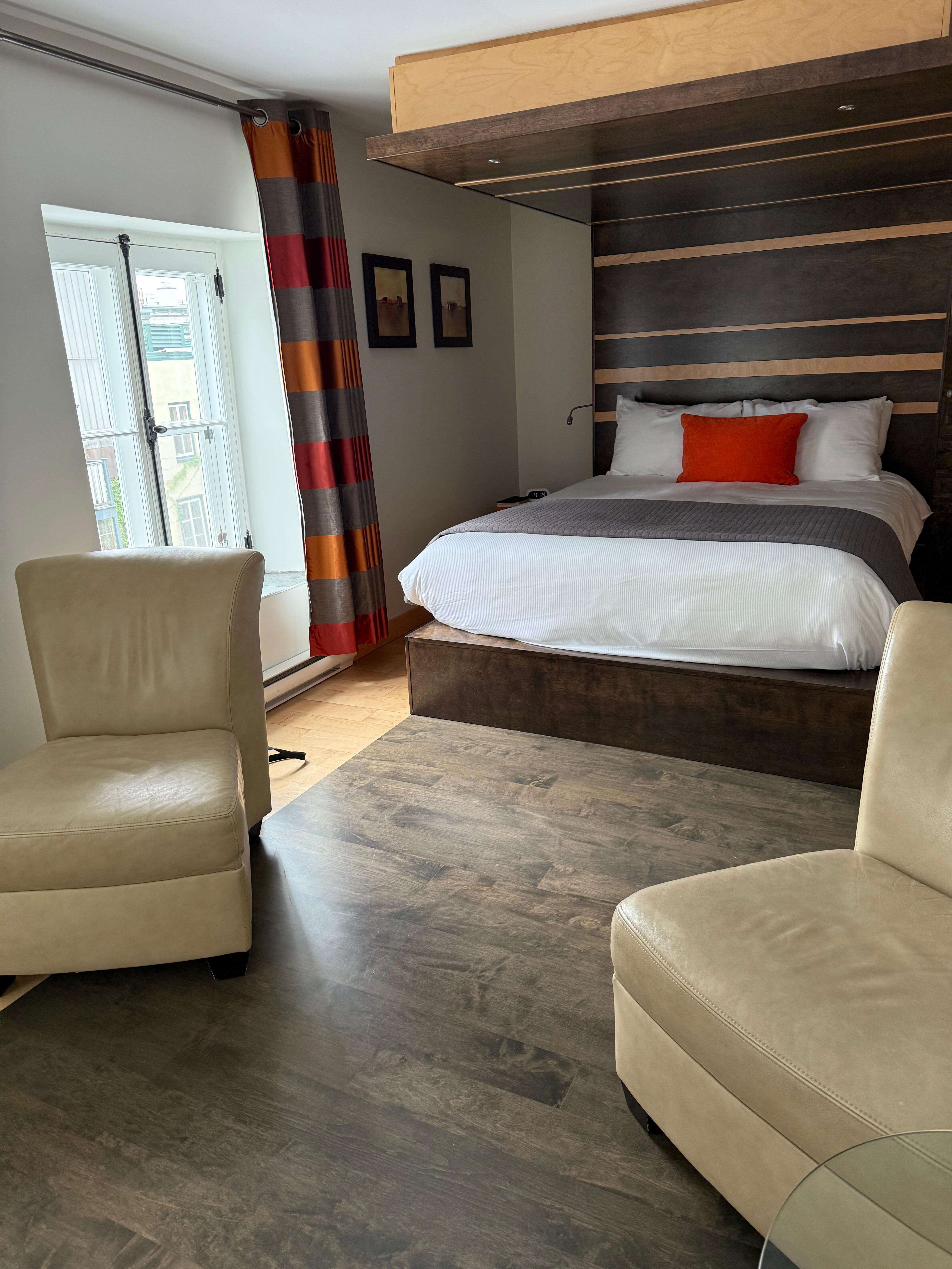 Bedroom/ lounge area 