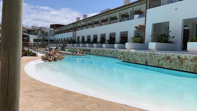 vue sur la piscine et les suites